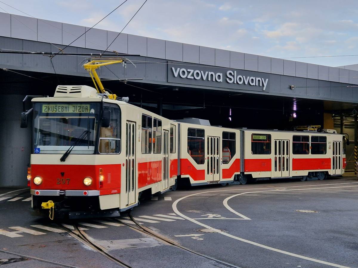 Výročí 125 let MHD v Plzni bude připomínat tramvaj KT8D5.RN2P v novém nátěru - Dopraváček