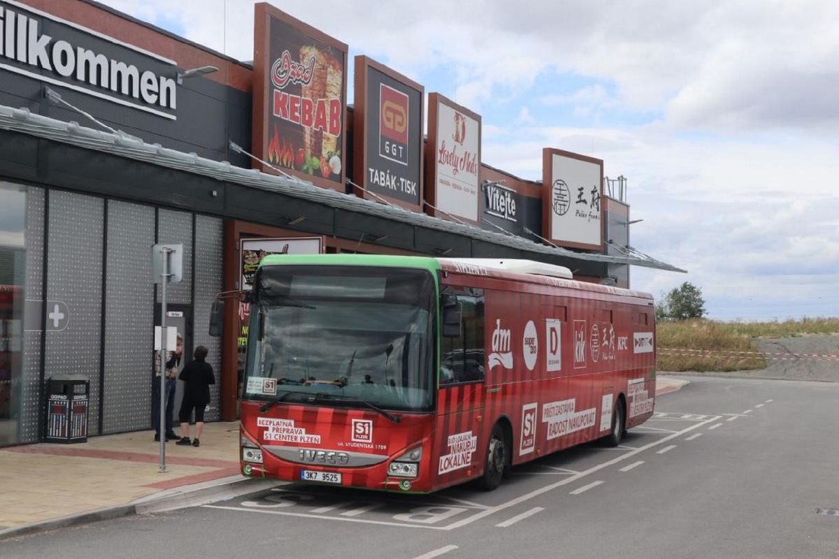 AKV bus provozuje autobusovou linku k plzeňskému obchodnímu centru S1 ...