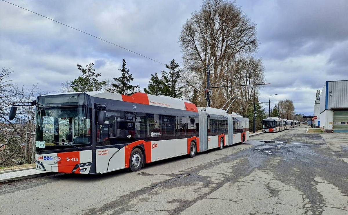 Praha má kompletní flotilu tříčlánkových trolejbusů Škoda-Solaris 24m ...